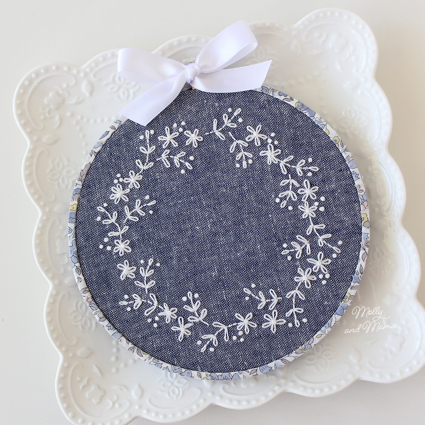 Free Embroidery Wreath Pattern - Aurifil Artisan Challenge - Molly and Mama