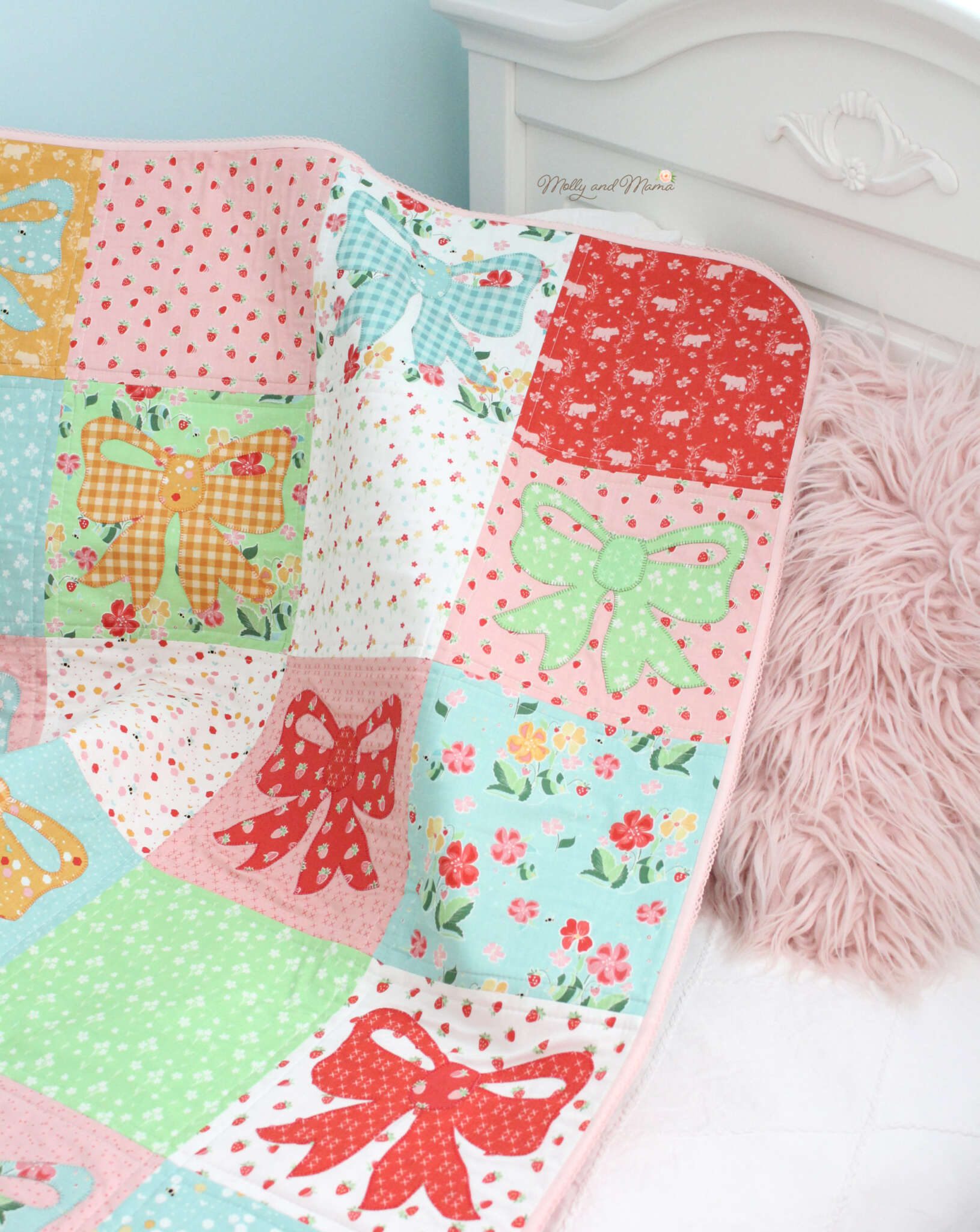 Appliqué Bow Quilt with Strawberry Honey Fabric - Molly and Mama